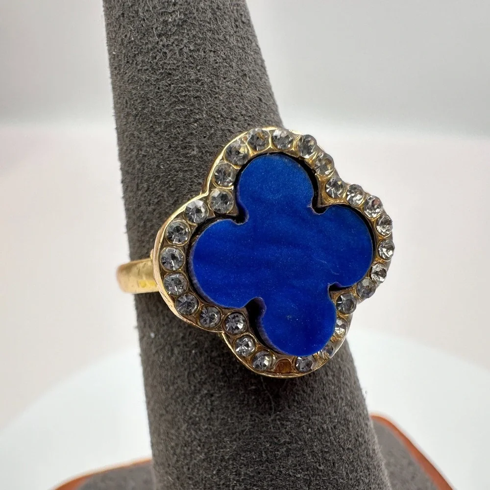 The Unbranded Brand | Jewelry | Vintage 9s Goldtone Blue Clover Ring ...